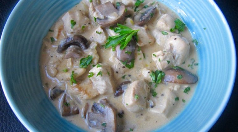 Poulet en sauce crémeuse aux champignons – Santé